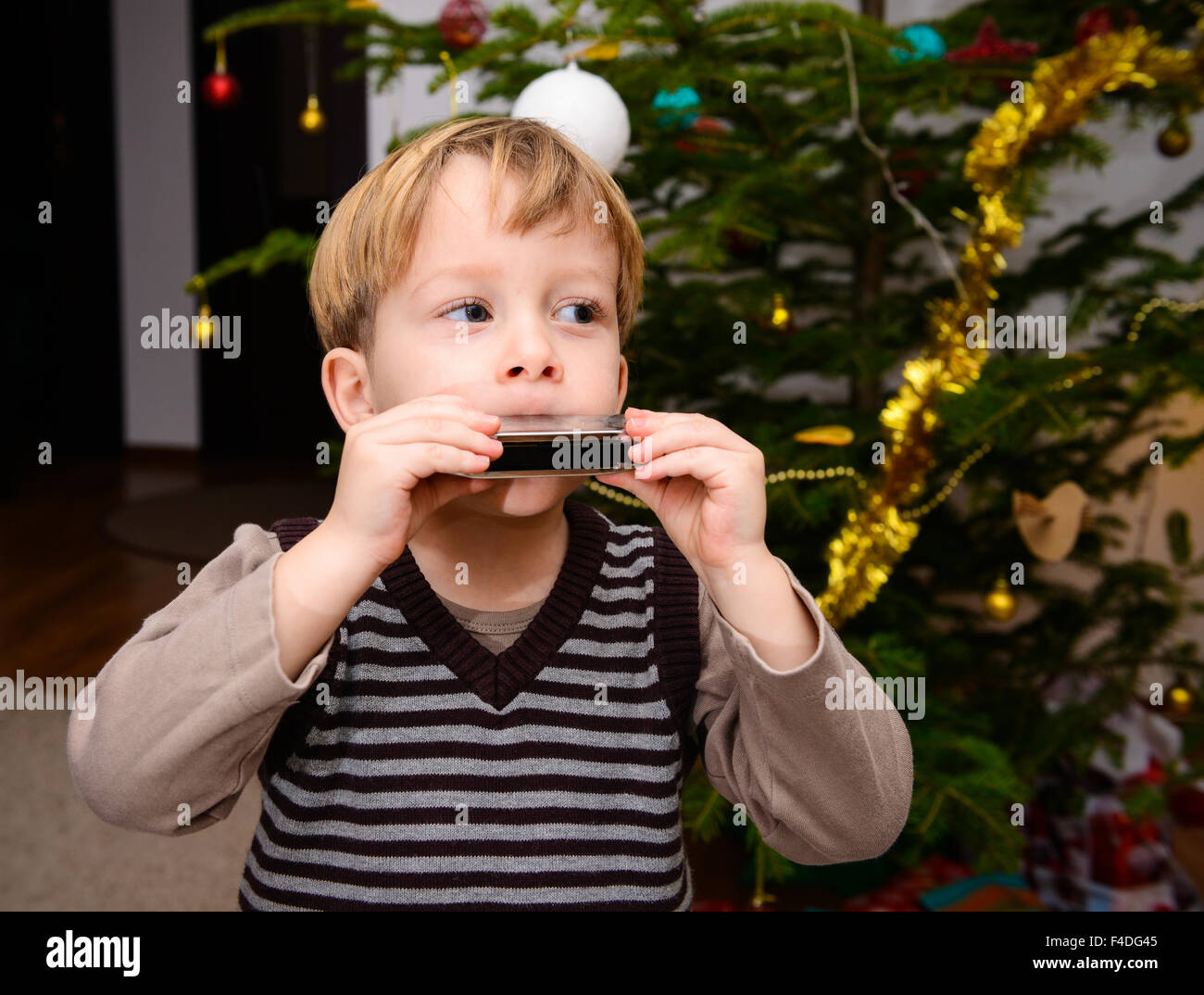 Child playing harp hi-res stock photography and images - Alamy