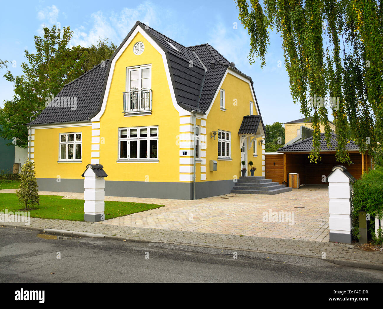 A yellow house Stock Photo - Alamy