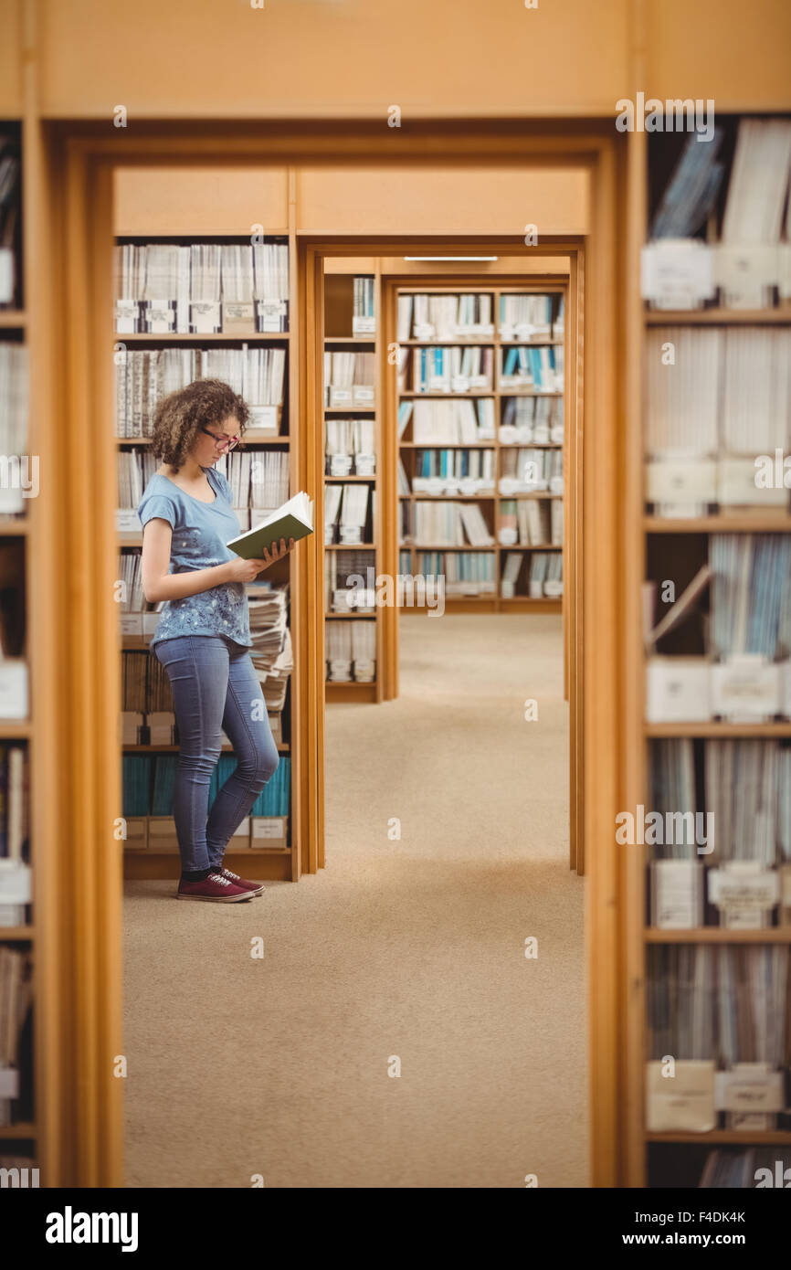 Student in library reading book hi-res stock photography and images - Alamy