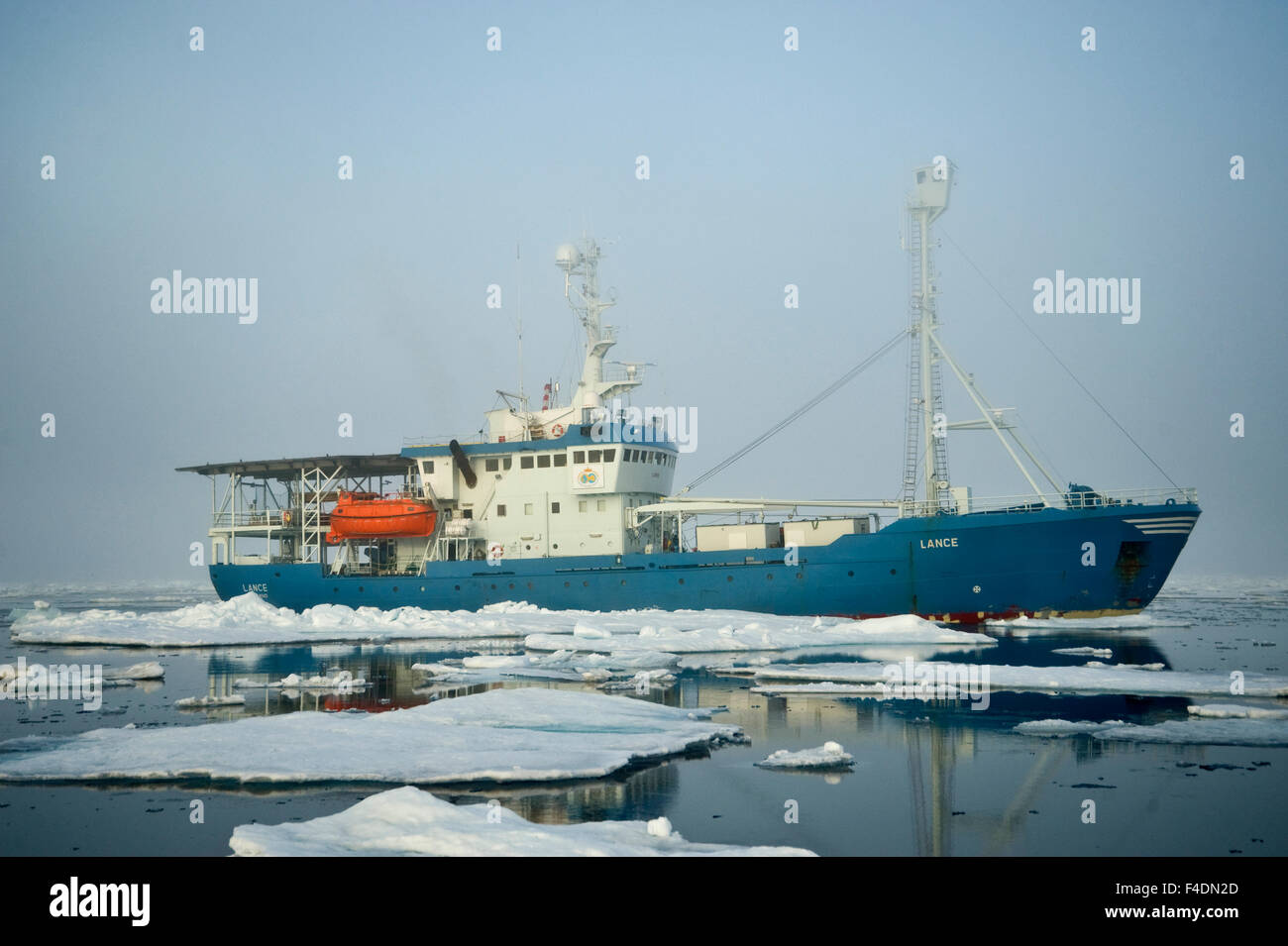 Norway svalbard archipelago caravan ships hi-res stock photography and ...