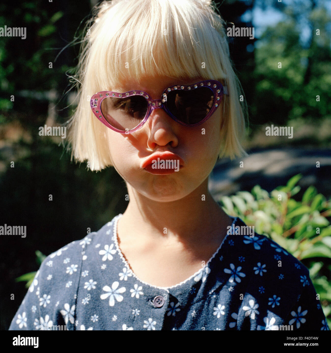 Girl wearing sunglasses Stock Photo - Alamy