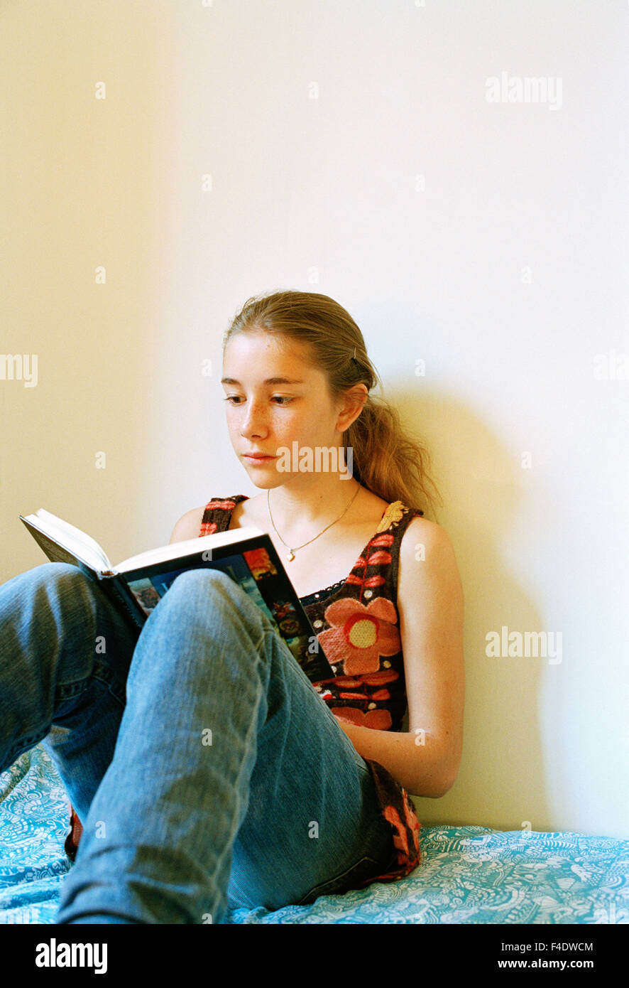 A teenage girl reading Stock Photo - Alamy