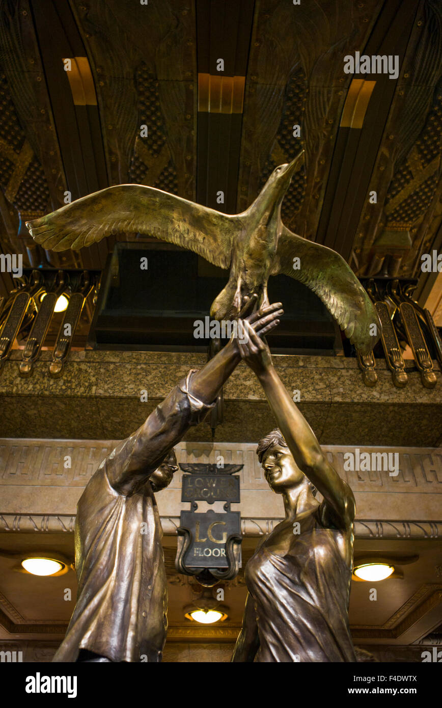 Harrods statue hi-res stock photography and images - Alamy