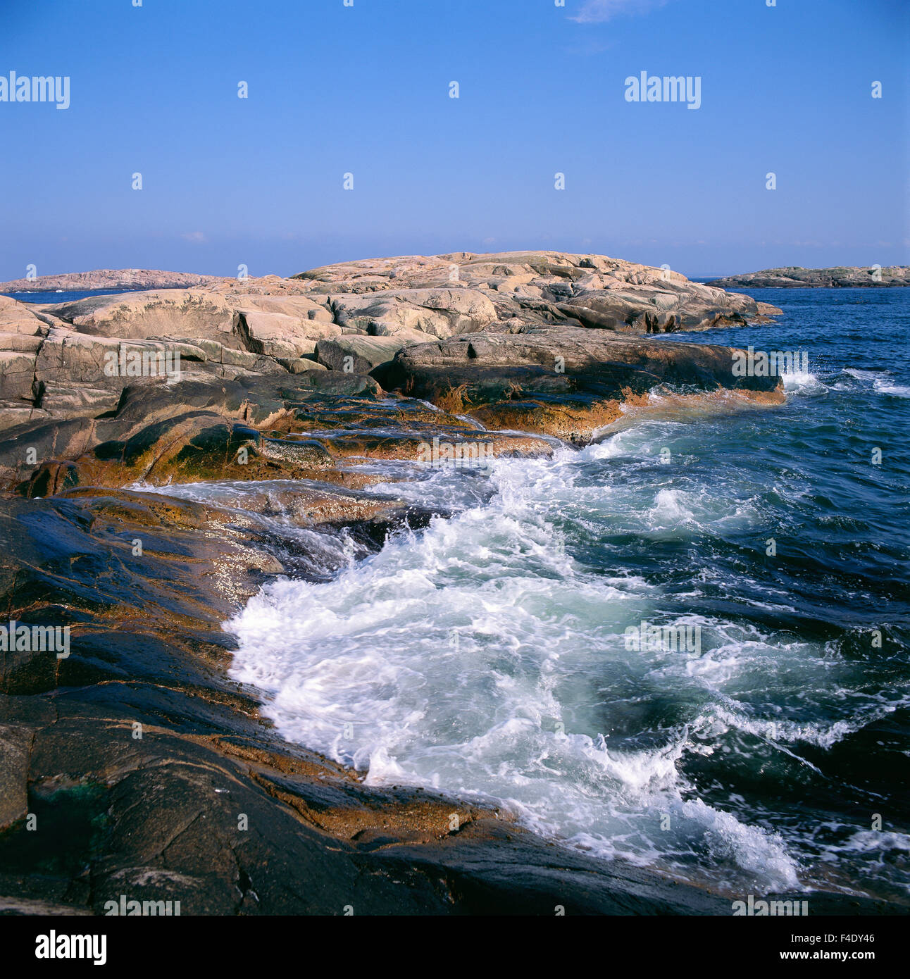 Image waves hitting rocks hi-res stock photography and images - Alamy