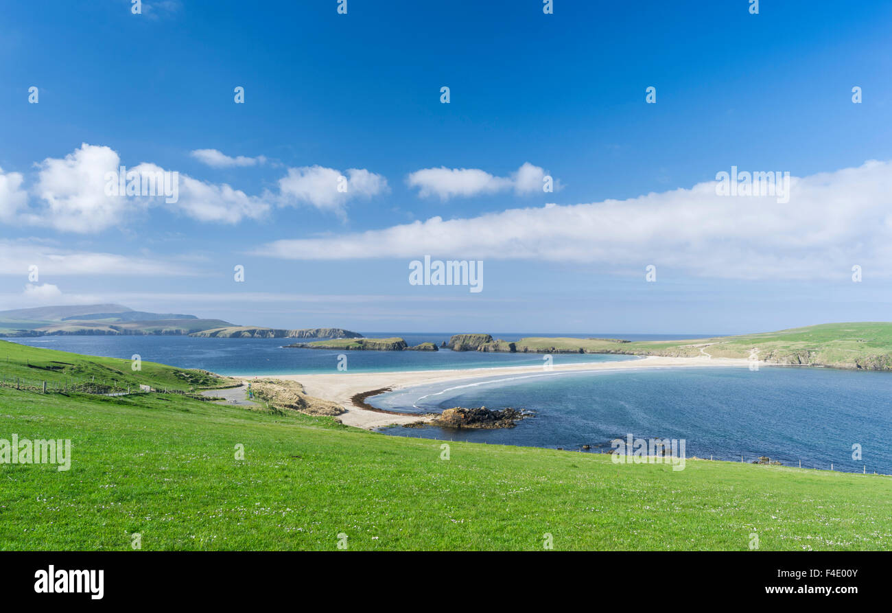 Tombolo connecting St Ninian's Isle with Shetland mainland, Scotland ...
