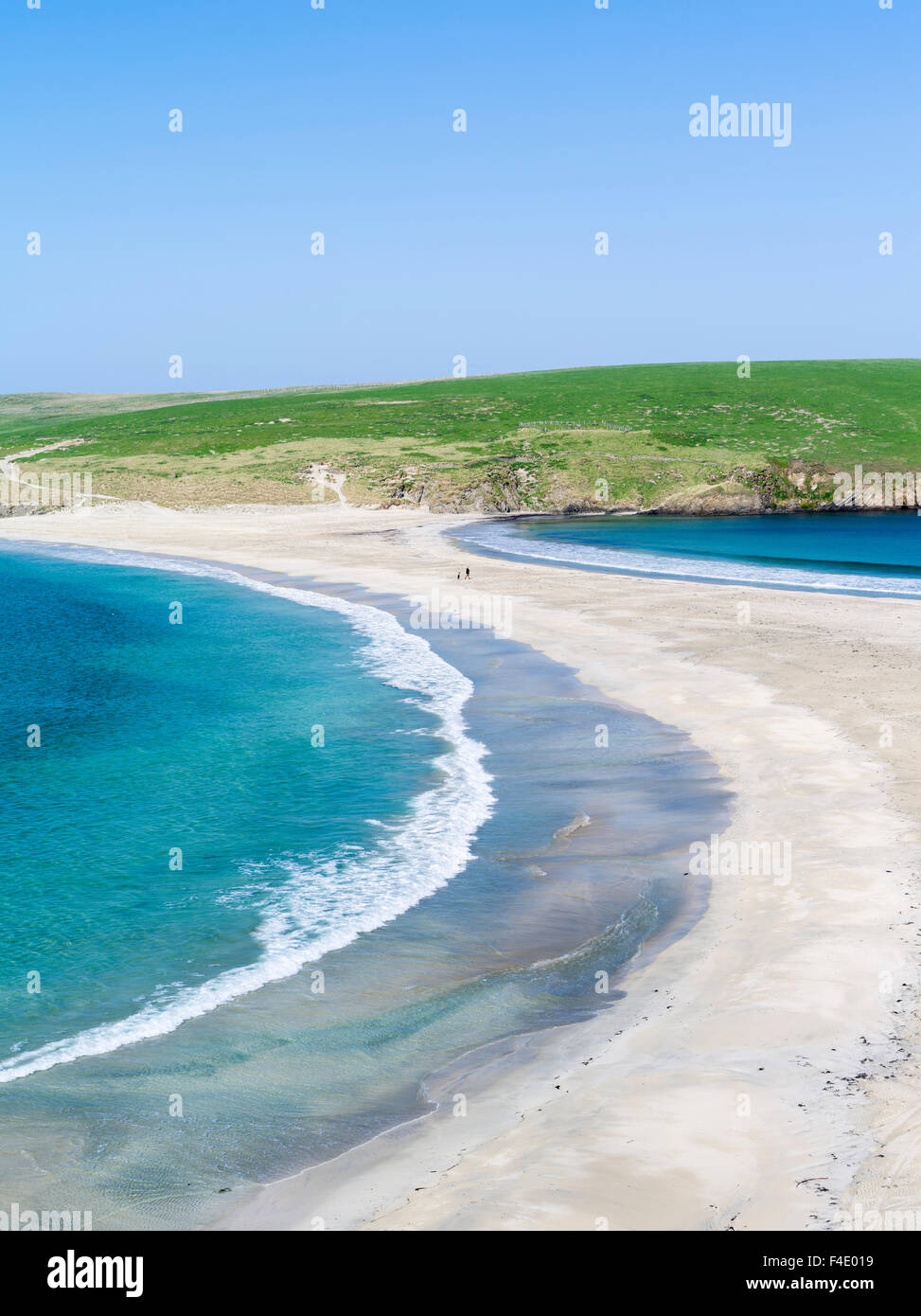 Tombolo connecting St Ninian's Isle with Shetland mainland, Scotland ...