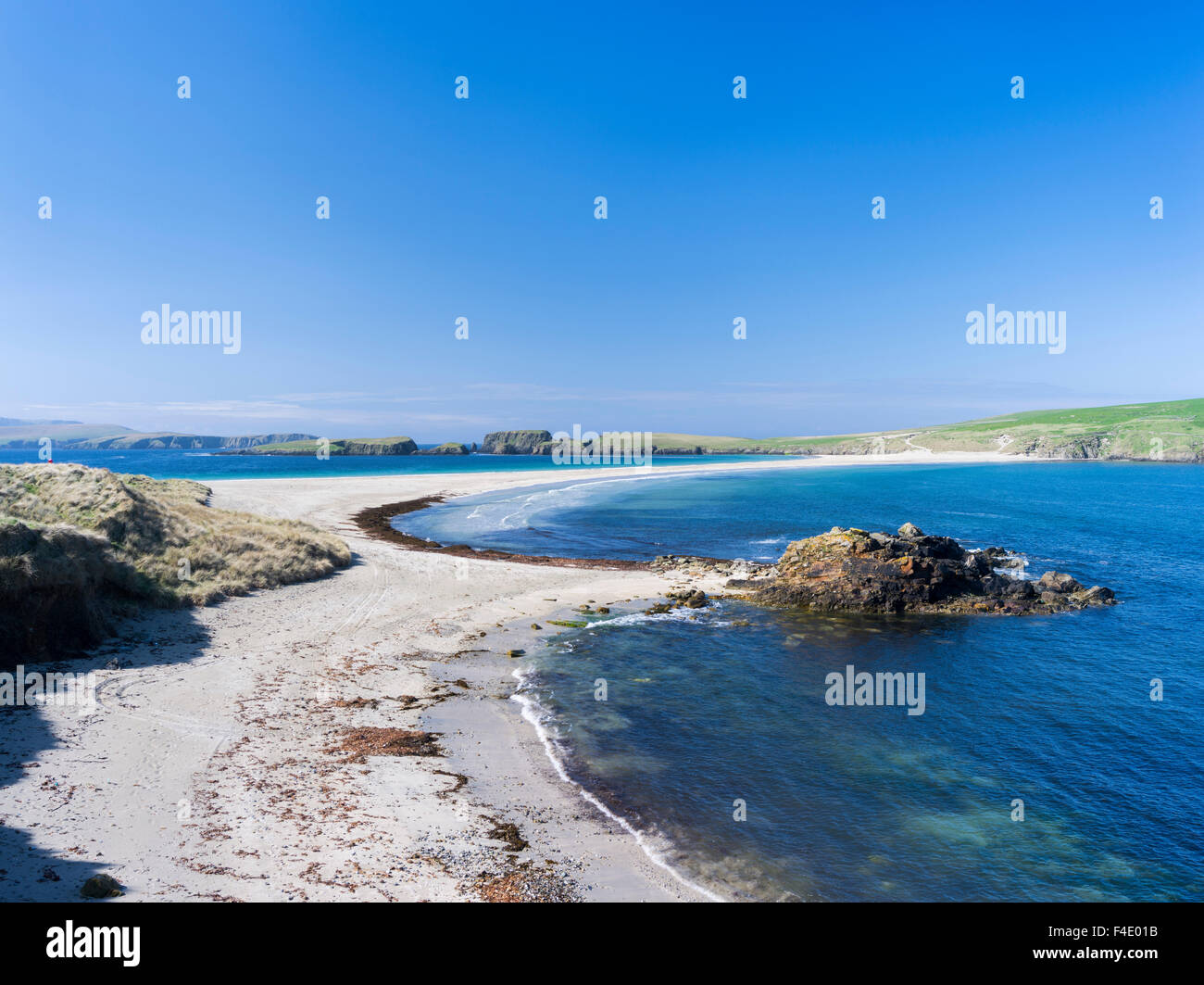 Tombolo connecting St Ninian's Isle with Shetland mainland, Scotland ...