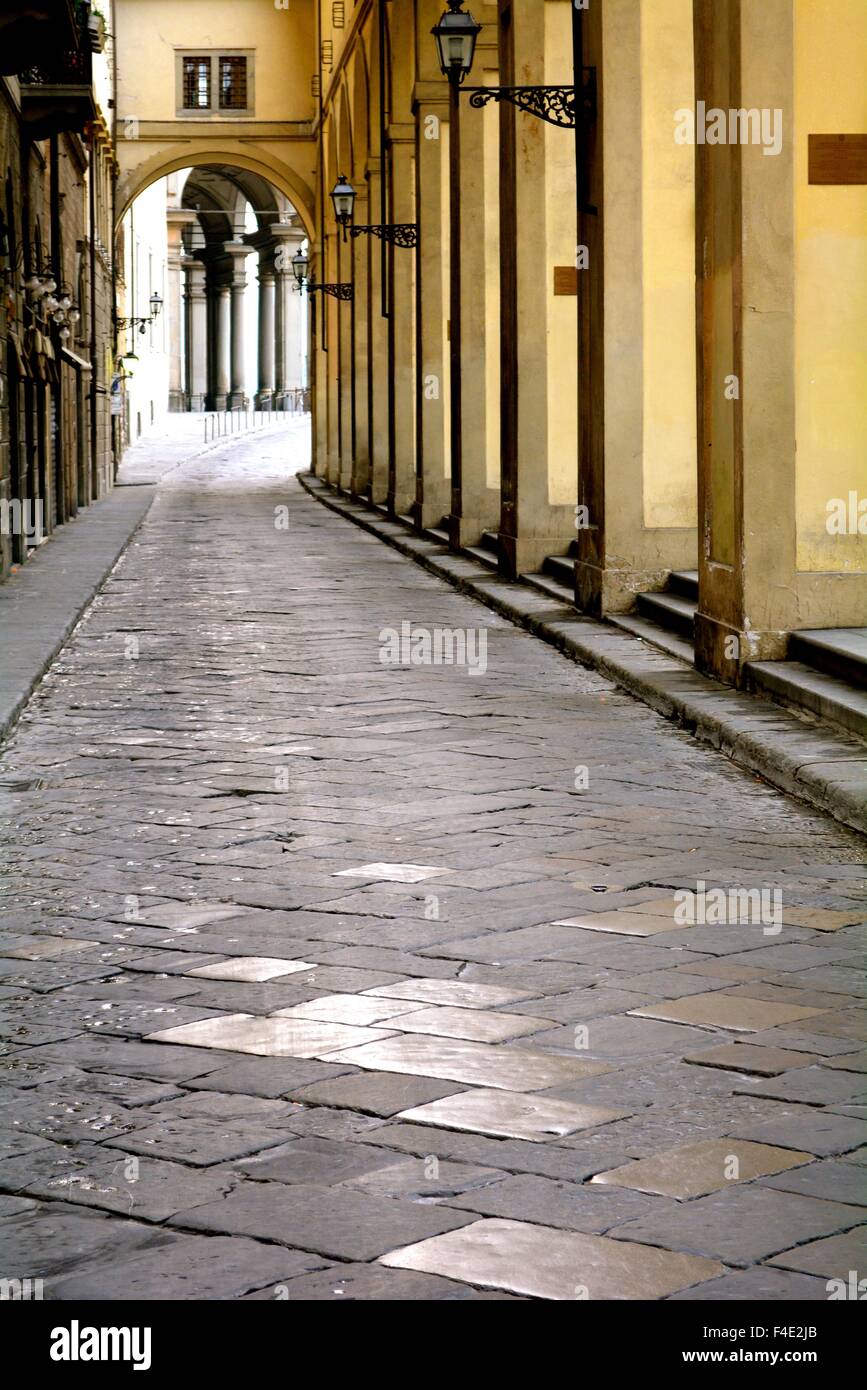 Empty street in italy hi-res stock photography and images - Alamy