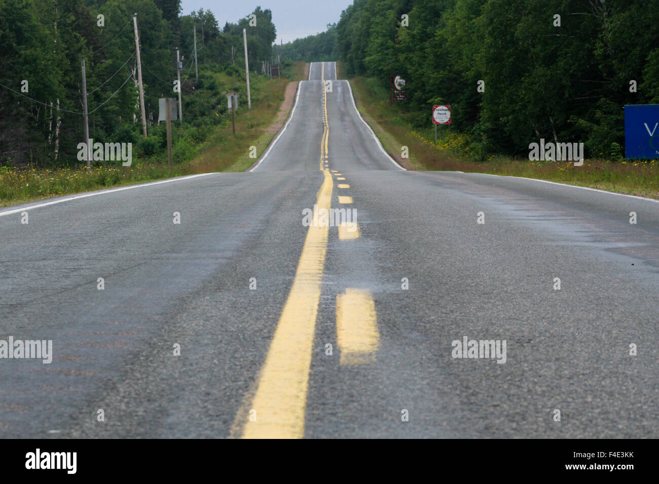 Broken yellow line hi-res stock photography and images - Alamy