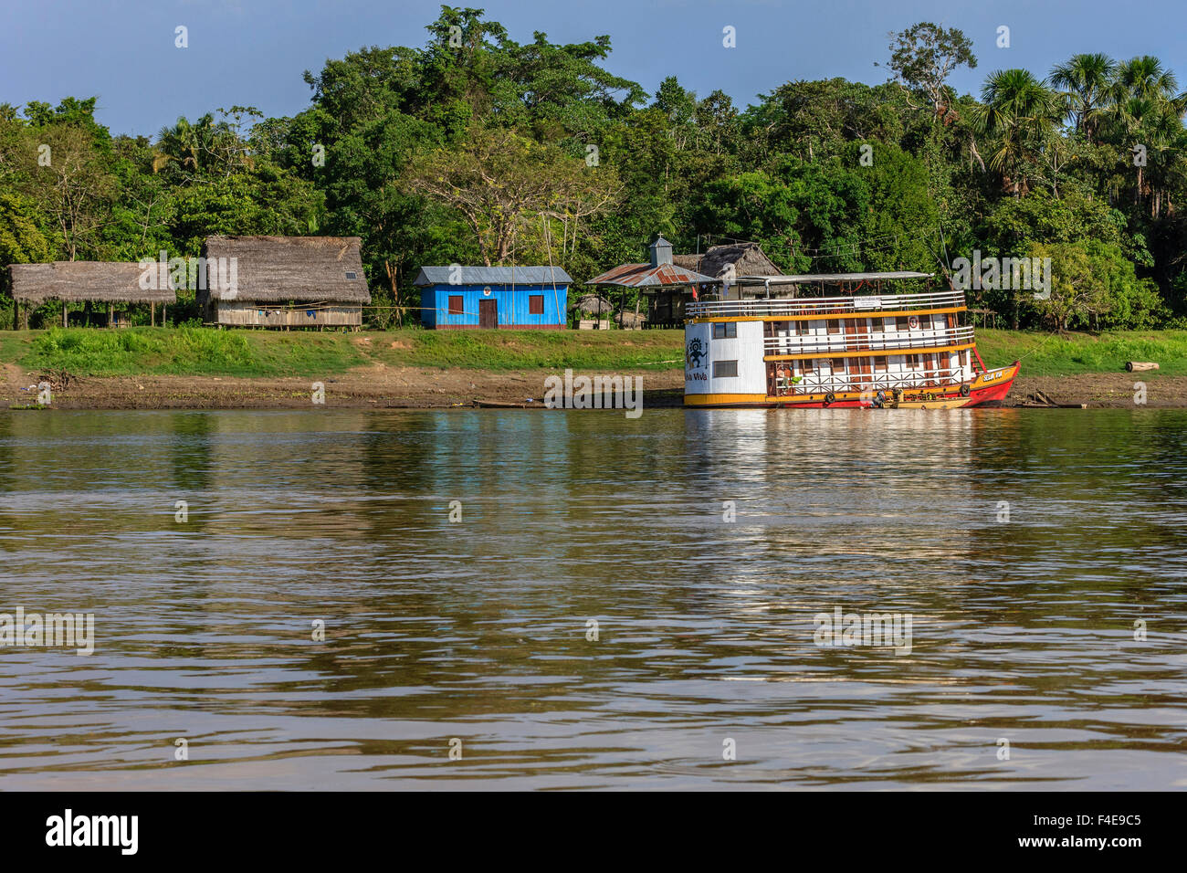 Housing. River boat, Amazon basin, Peru Stock Photo - Alamy