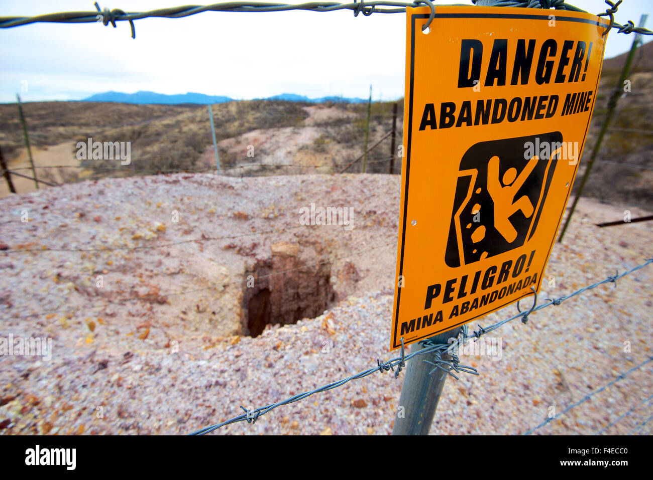 Abandoned mine warning danger sign hi-res stock photography and images ...