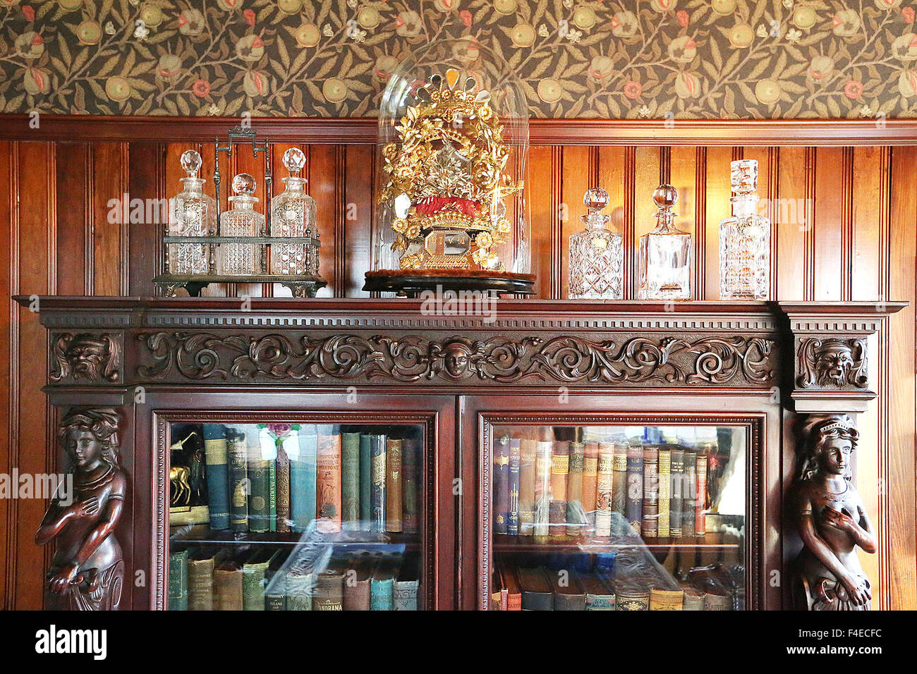 Napa, CA, USA. 15th Oct, 2015. A french bridal tiara case, sits ...