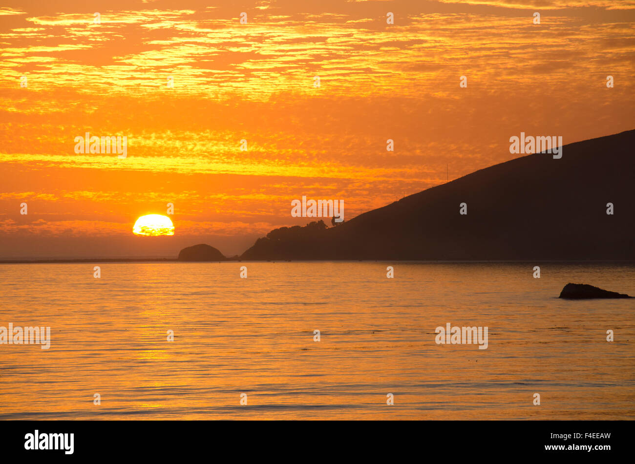 California, Pacific Coast, Pismo Beach. sunset over the Pacific Ocean ...