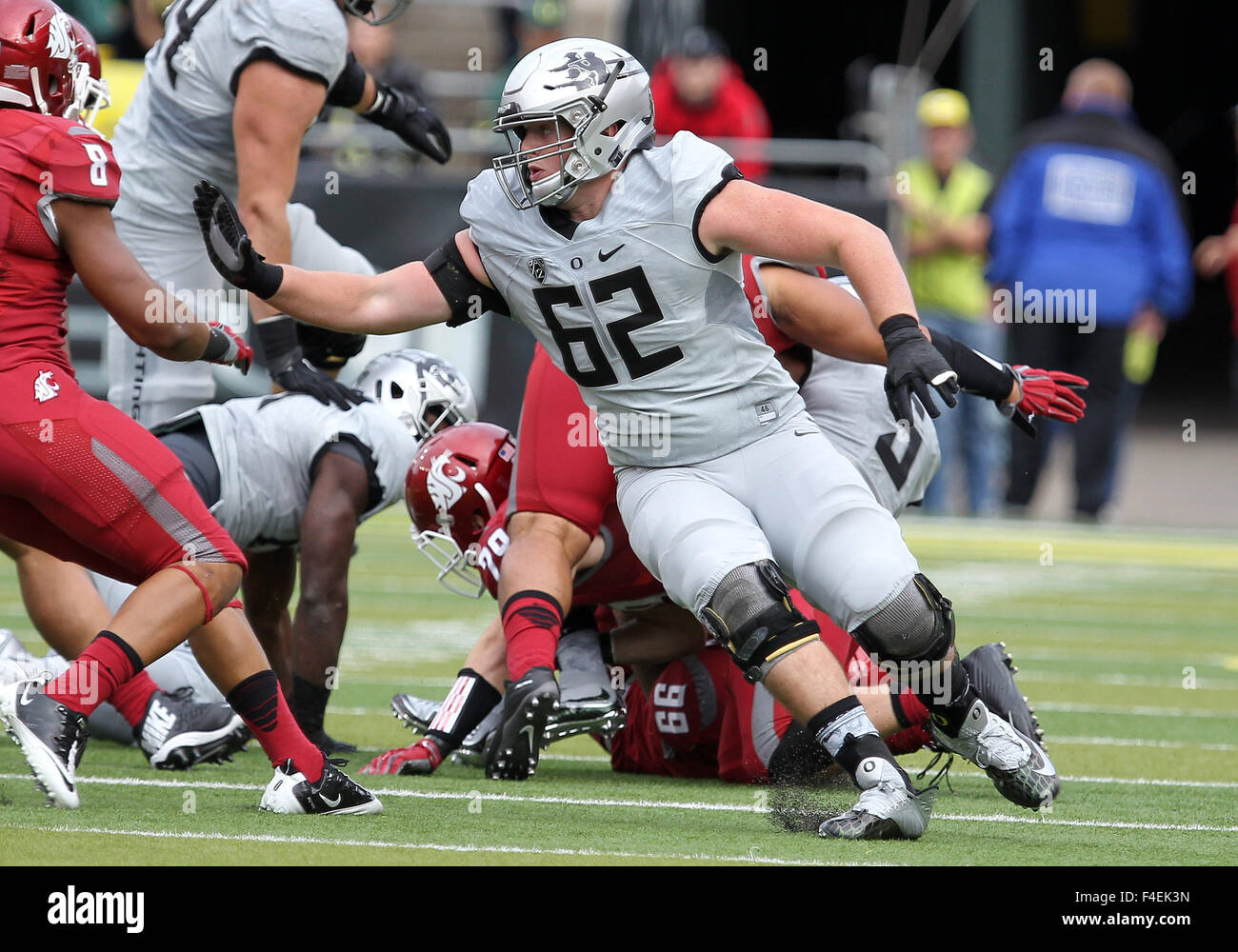 Autzen Stadium, Eugene, OR, USA. 10th Oct, 2015. Oregon Ducks offensive ...