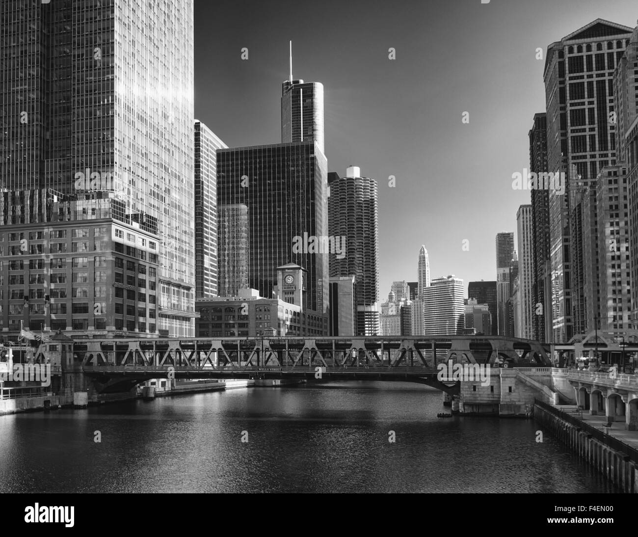 USA, Illinois, Chicago. Wells Street Bridge over the river with high ...