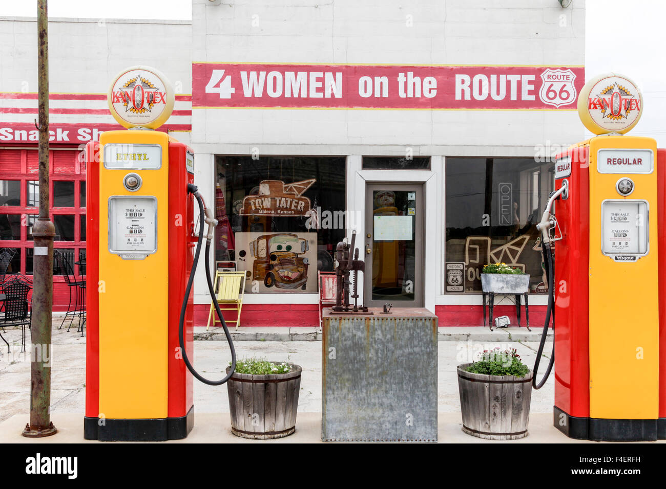Four women on the Route 66 Service Station, Galena, Kansas, USA Stock ...