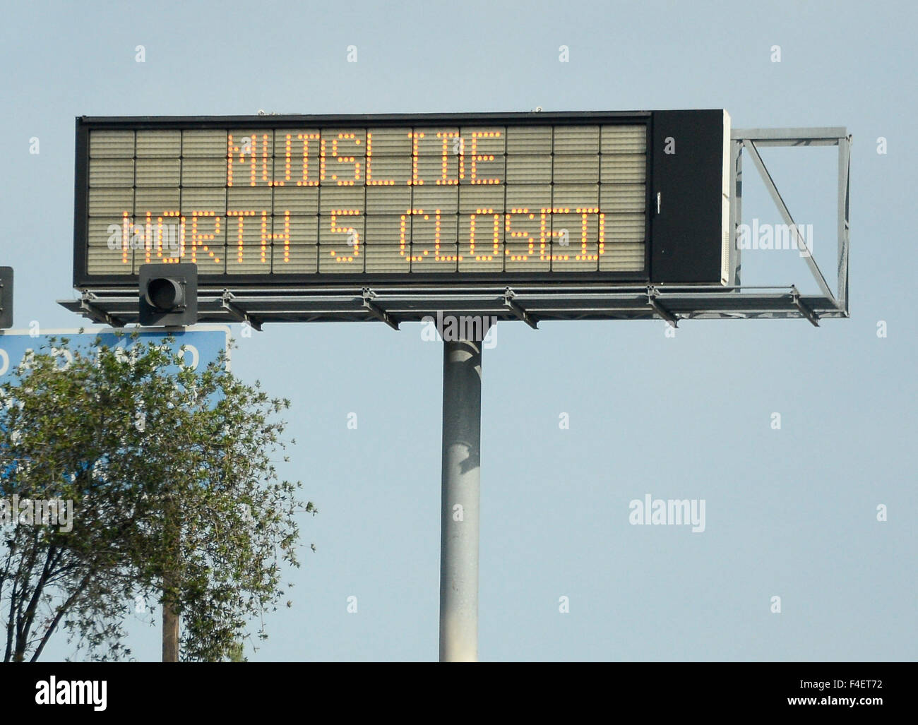 Castaic Lake. 16th Oct, 2015. CA/US. Cal-Trans with signs up warning ...