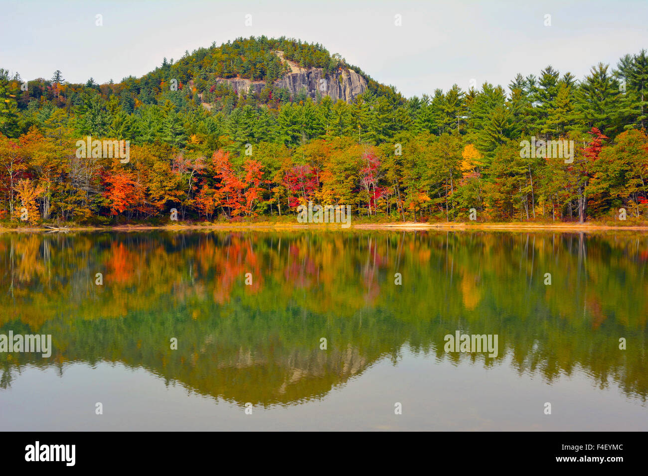 Reflected autumn colors at Echo Lake State Park, New Hampshire, USA ...