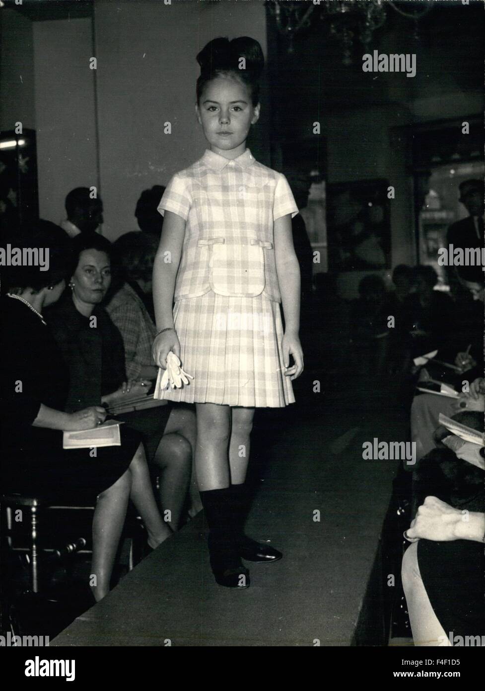 1972 fashion model hi-res stock photography and images - Alamy