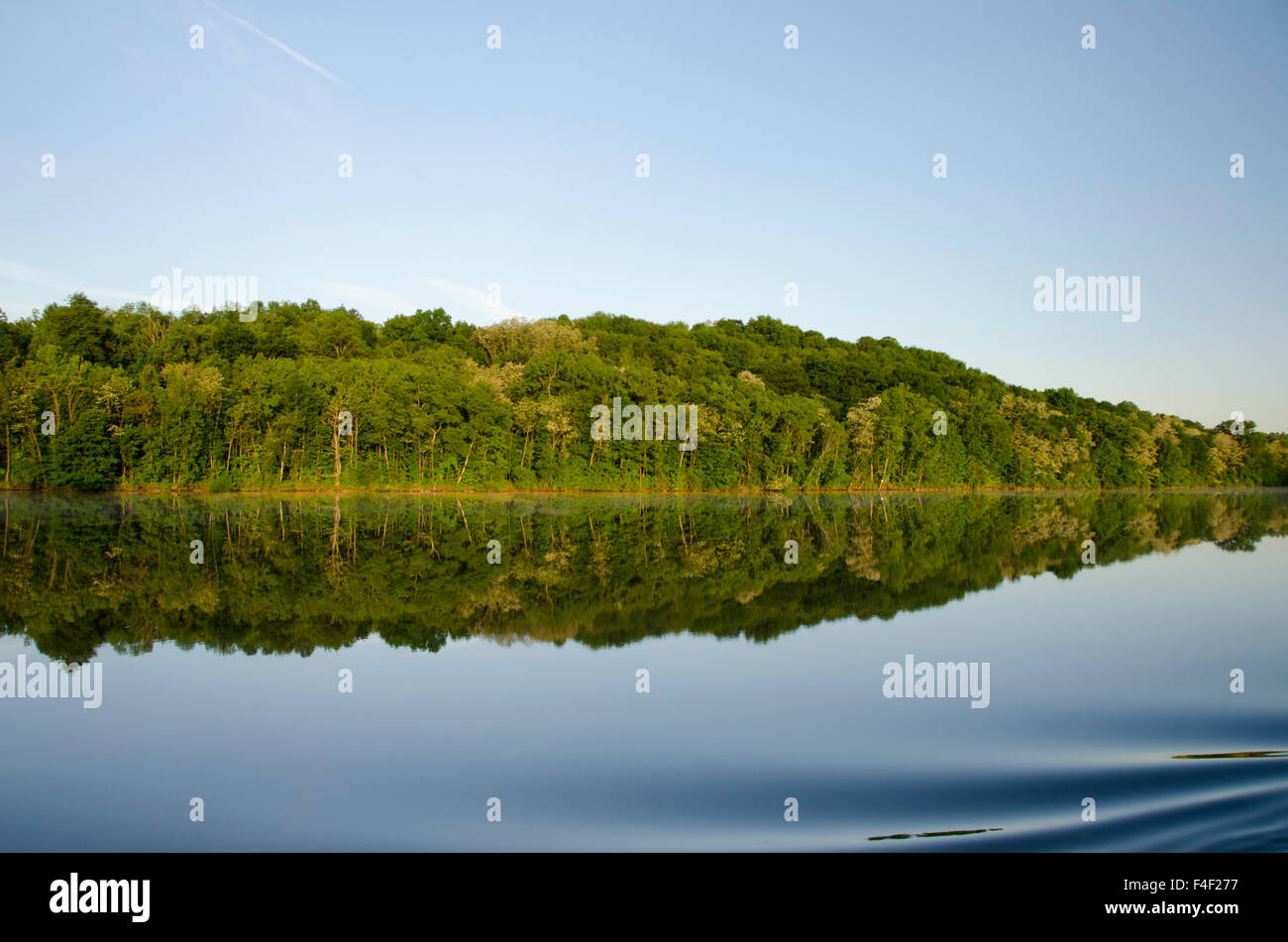 New York, Mohawk River, near Lock E14 at Canajoharie. Early morning ...