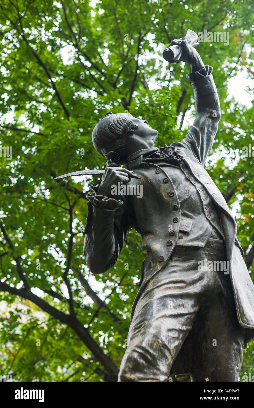 Signer statue philadelphia hi-res stock photography and images - Alamy