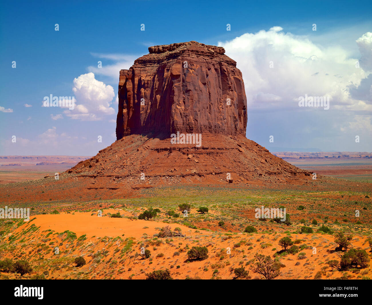 USA, Utah, Monument Valley. Mesa in the middle of the desert Stock ...