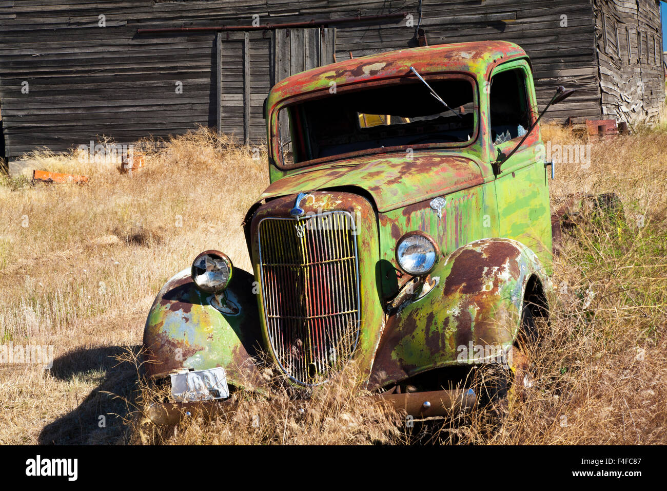 USA, Washington State. Rusting car in front of abandoned farm Stock ...
