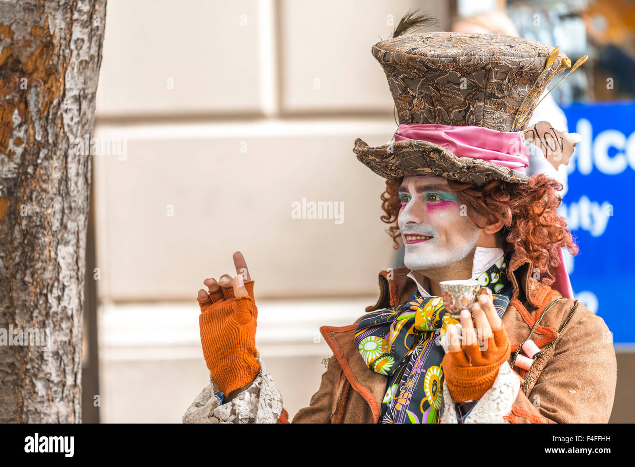 Street performance covent garden hi-res stock photography and images ...