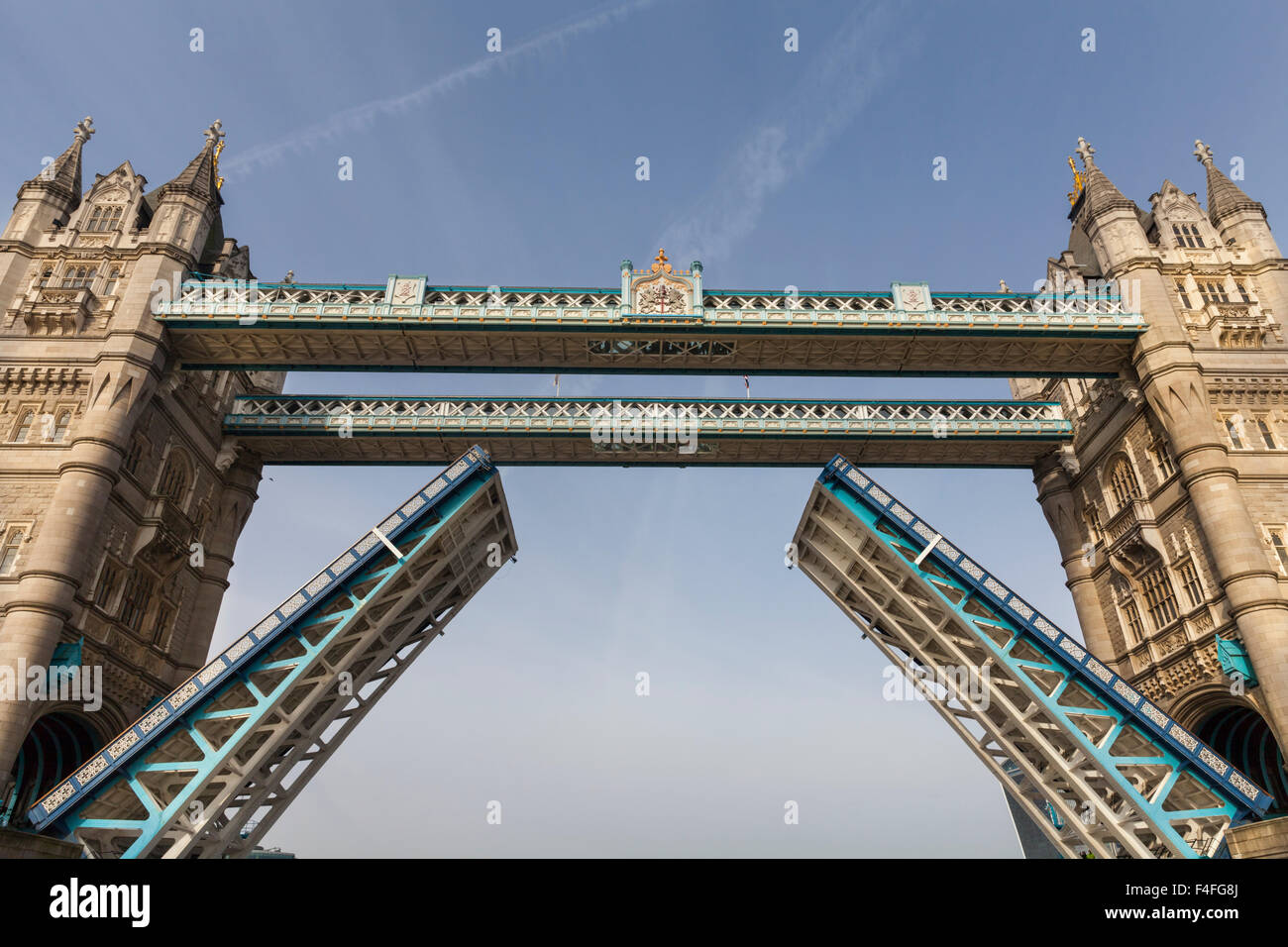 Bridge tower london frontal view hi-res stock photography and images ...