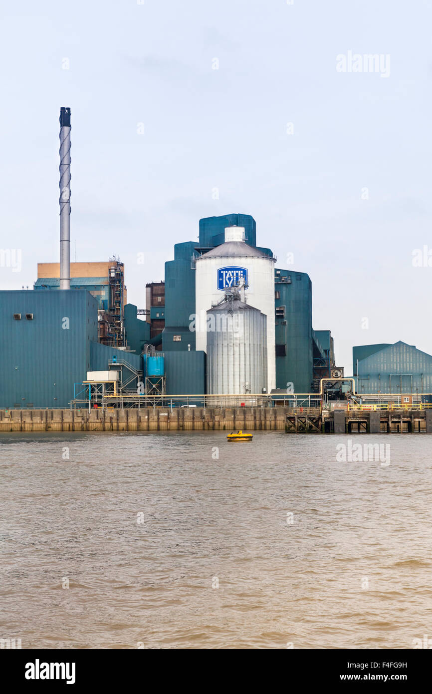 The Tate and Lyle sugar refinery, Silvertown plant factory on the River ...