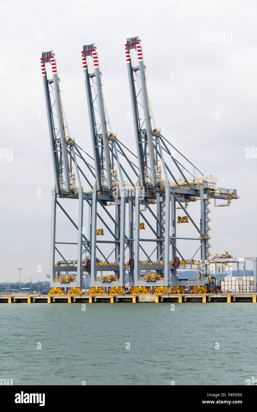 Ship-to-shore container cranes at Tilbury Docks on the River Thames in ...