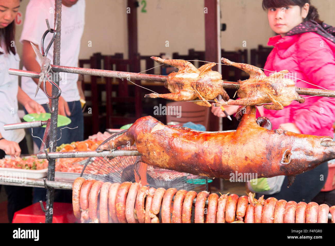 Whole cooked pig hi-res stock photography and images - Alamy