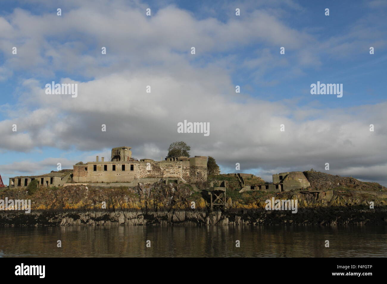 Inchgarvie island hi-res stock photography and images - Alamy