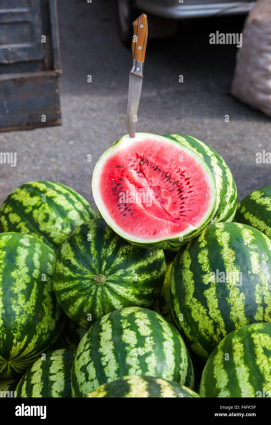 Fresh watermelons for sale at the local farmers market Stock Photo - Alamy