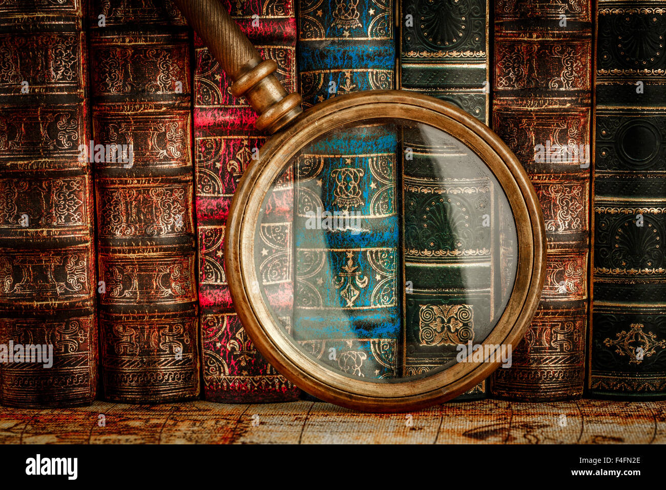 Magnifying glass old book hi-res stock photography and images - Alamy