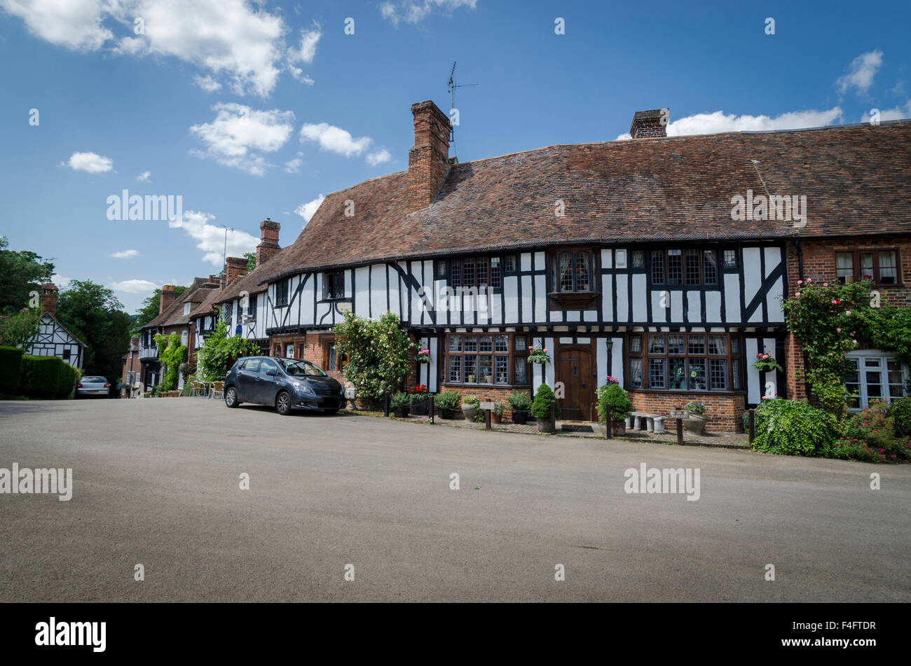 Pretty cottages on the edge of the village square in Chilham, Kent, UK ...