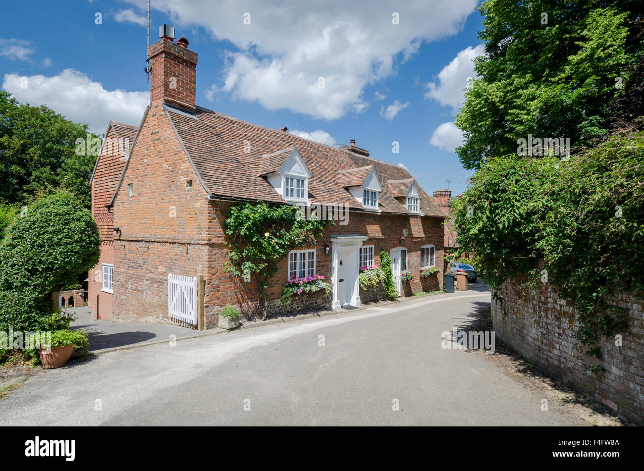 Ancient cottage in the pretty village of Chilham, Kent, UK Stock Photo ...