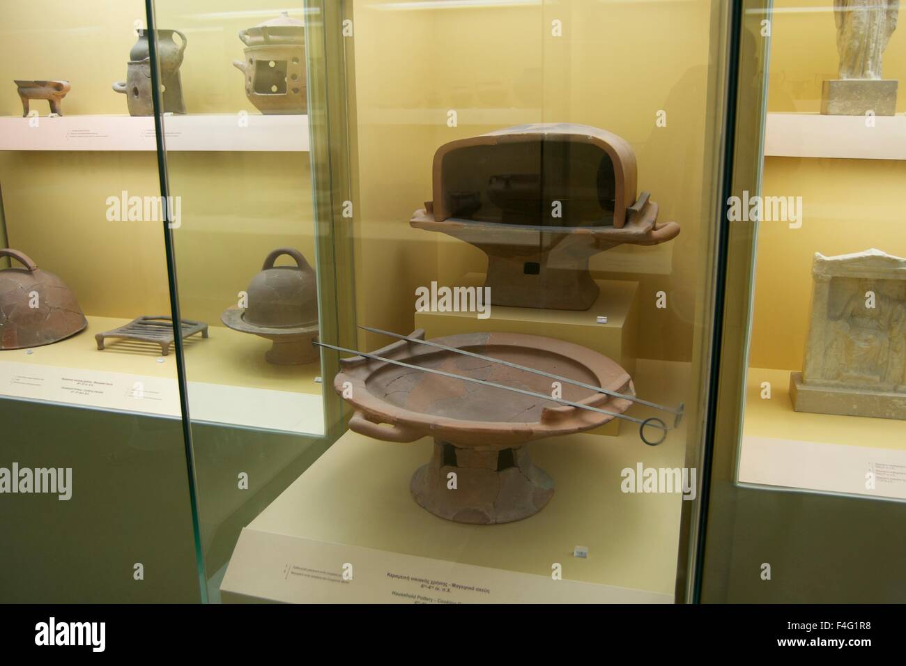 Ancient greek pottery hi-res stock photography and images - Alamy