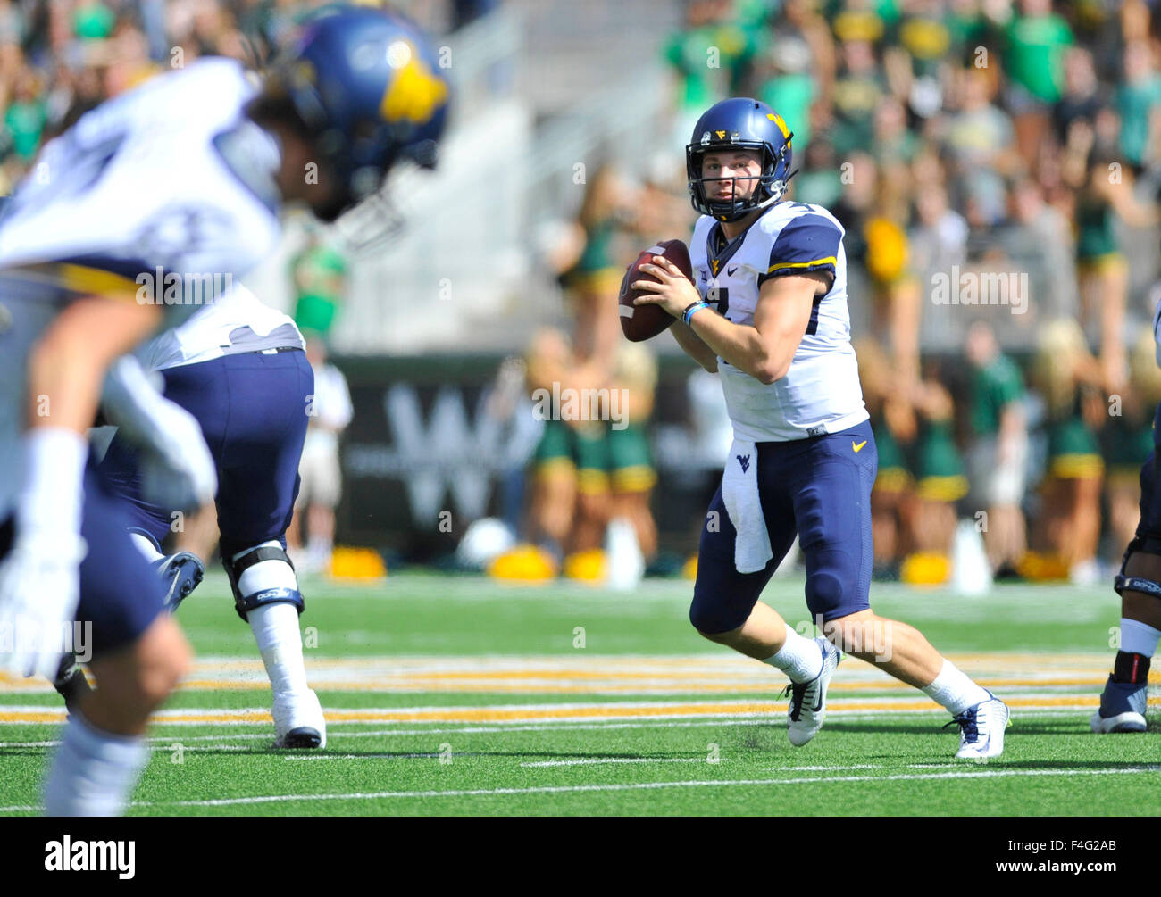 October 17, 2015: West Virginia quarterback Skyler Howard (3) looks for ...
