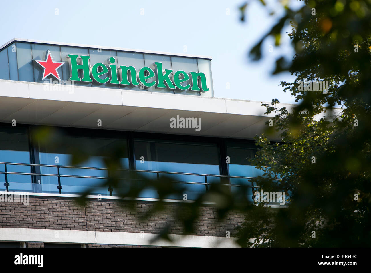 Heineken Logo Stock Photos & Heineken Logo Stock Images - Alamy