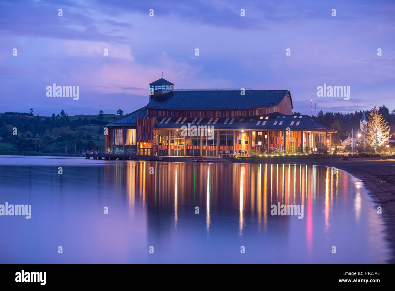 Reflejos del atardecer en el agua hi-res stock photography and images ...