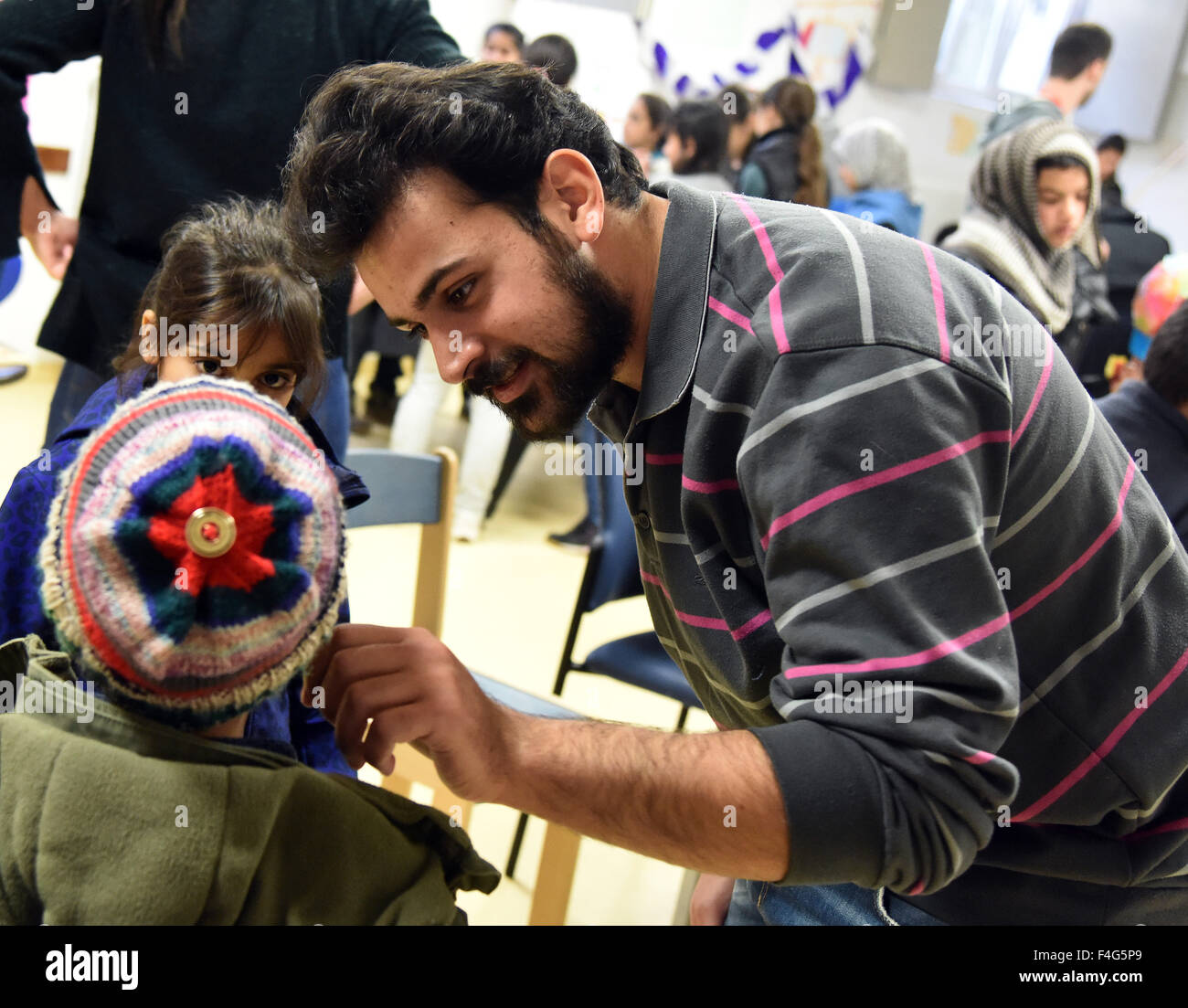 Ellwangen, Germany. 14th Oct, 2015. Samy Samour playing with children ...
