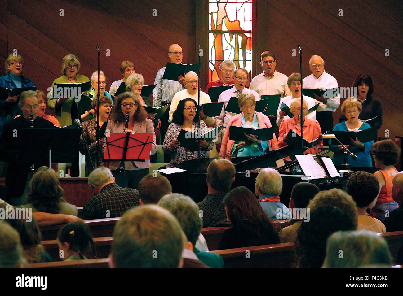Choir and congregation hi-res stock photography and images - Alamy