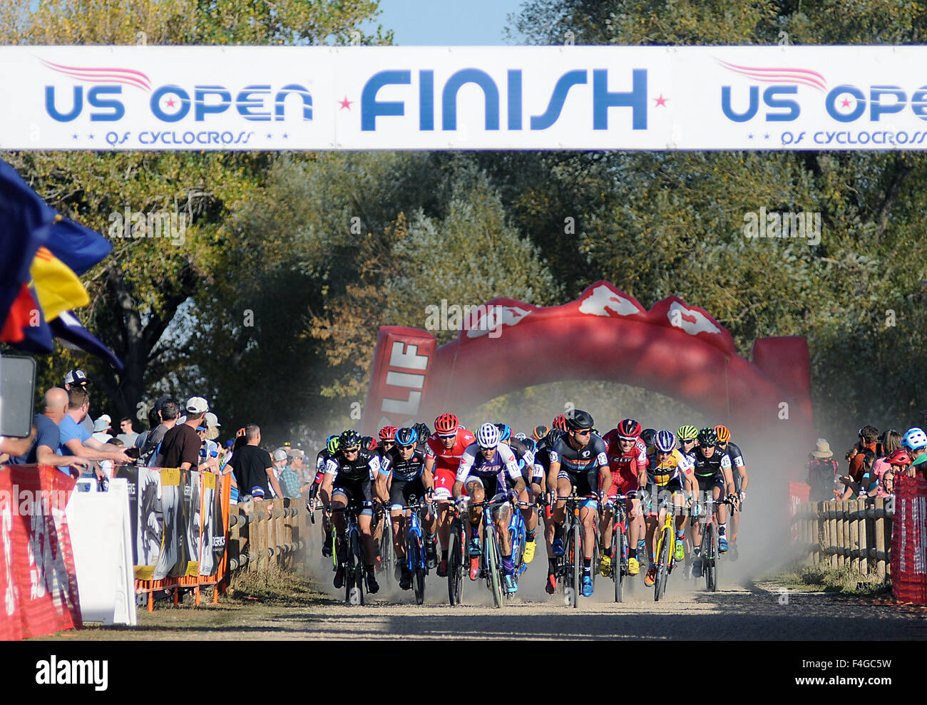 Boulder, Colorado, USA. 17th Oct, 2015. The men's elite field race for ...