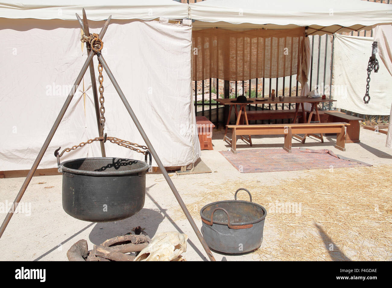 Black cauldrons hi-res stock photography and images - Alamy