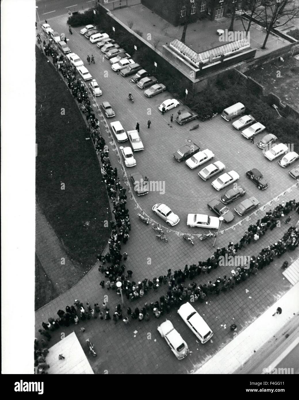 Long winding queue hi-res stock photography and images - Alamy