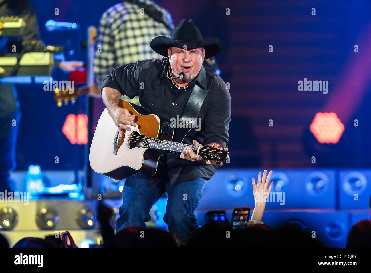 Garth Brooks performs live on tour Stock Photo - Alamy Garth Brooks performs live on tour Stock Photo - Alamy
