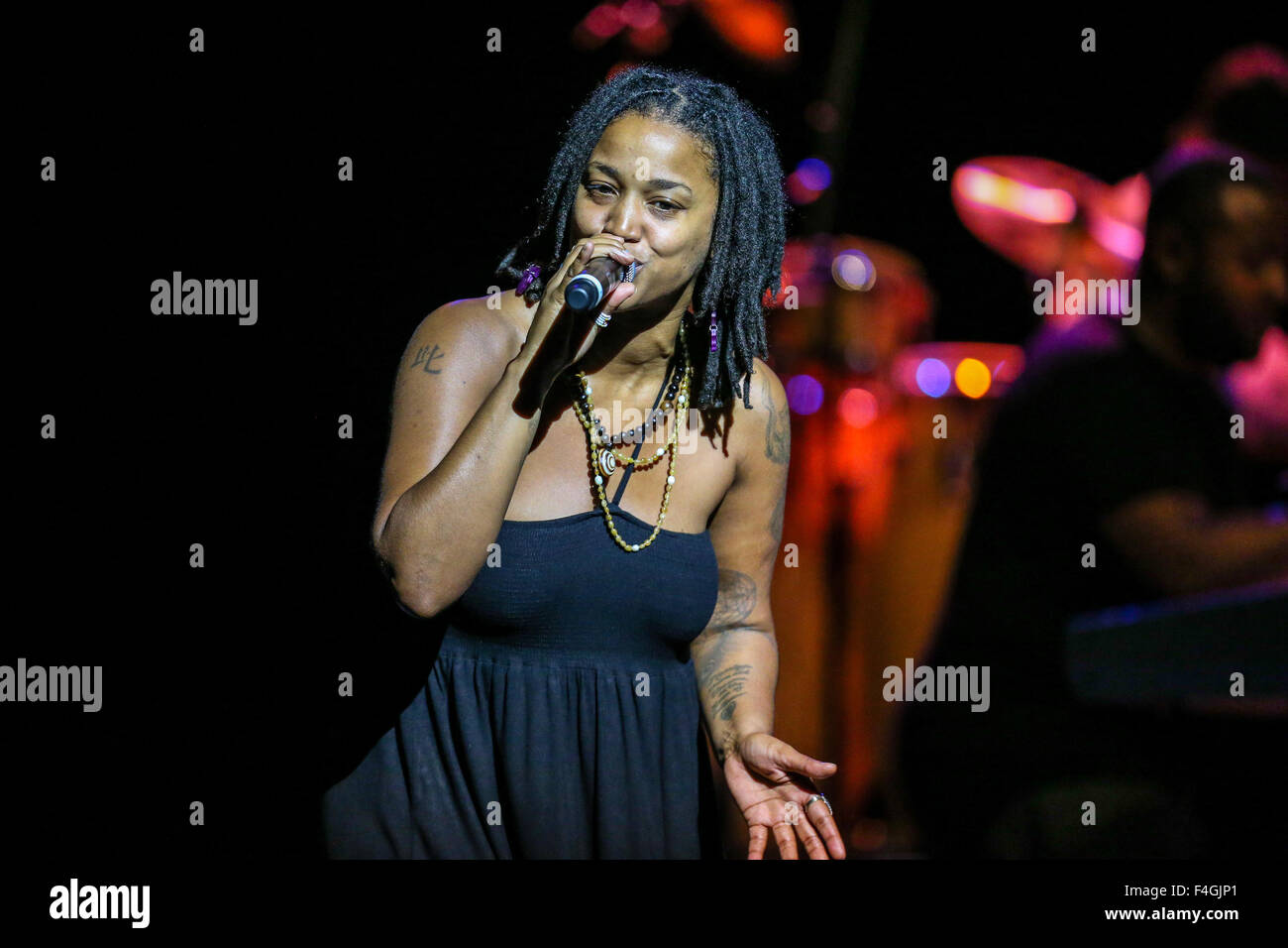 Singer performer performing duo hi-res stock photography and images - Alamy