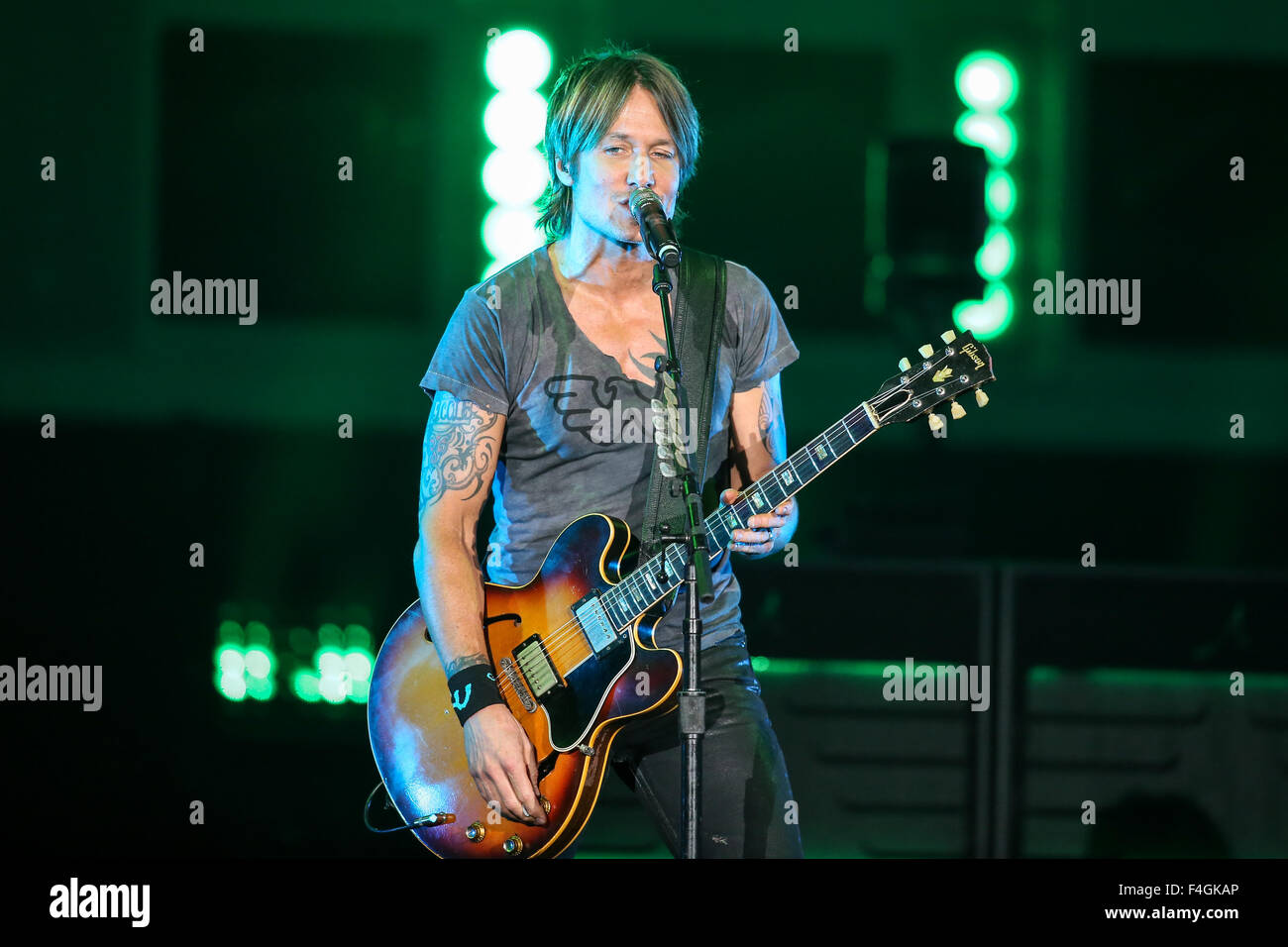 Keith Urban performs on his world tour Stock Photo - Alamy