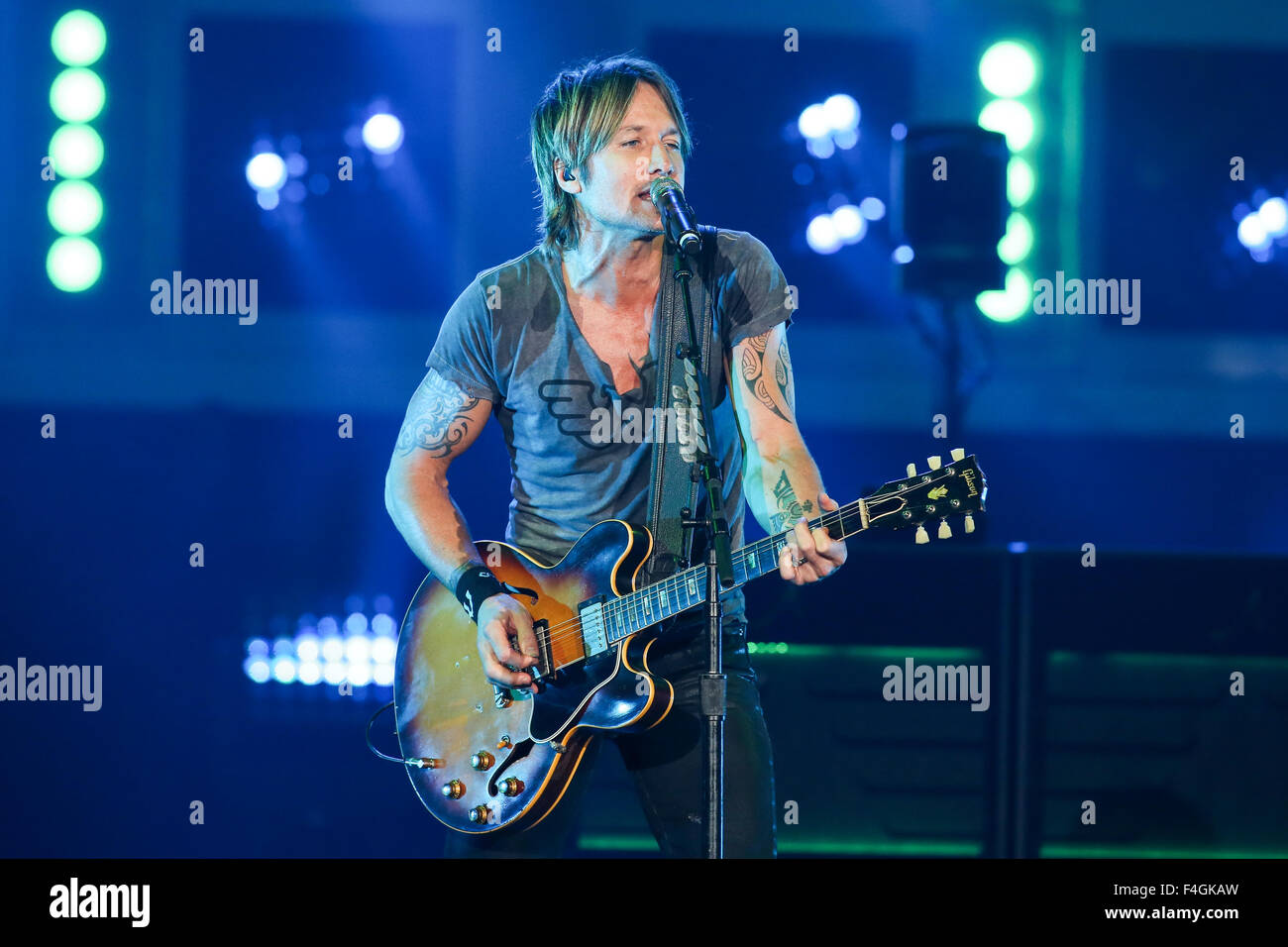 Keith Urban performs on his world tour Stock Photo - Alamy